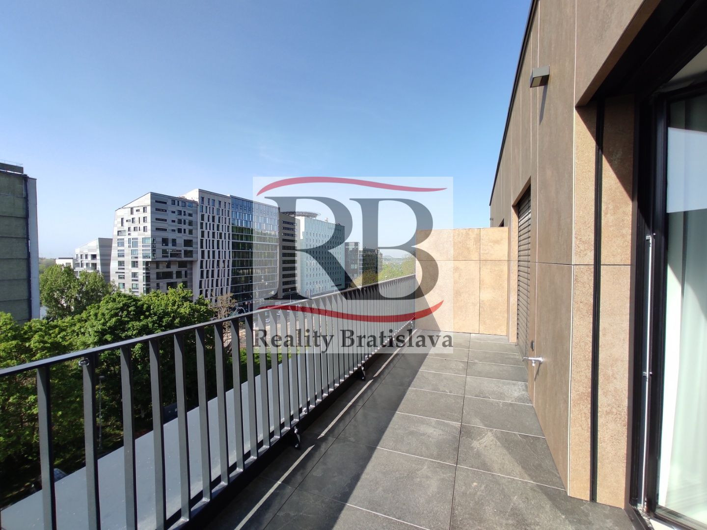 Exkluzívny 2 izbový byt s terasou, parkovaním a výhľadom na Dunaj ...